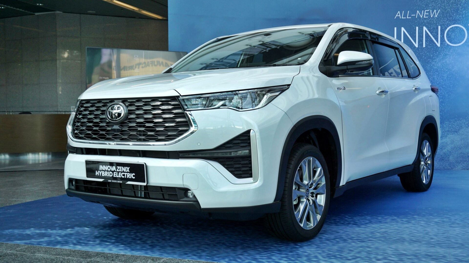 Toyota will keep using the combustion engine - in hybrids